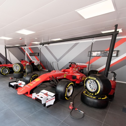 Feel like a real F1 driver in the Ferrari Land simulator and the rest ...