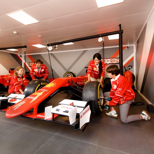 Feel like a real F1 driver in the Ferrari Land simulator and the rest ...